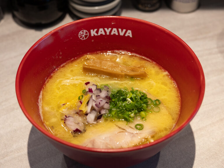 シアトルから逆輸入『KAYAVA. 総本店』が茅場町に爆誕！鶏の旨味が凝縮されたリッチな一杯だ！ | 東京ラーメンタル
